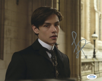 Louis Partridge Autograph Profile by RACC - Louis Partridge Autographs ...