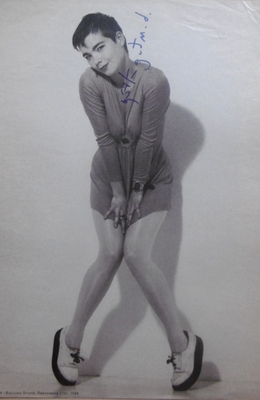 Bjork Autograph Profile by RACC - Bjork Autographs, Signing Photos ...